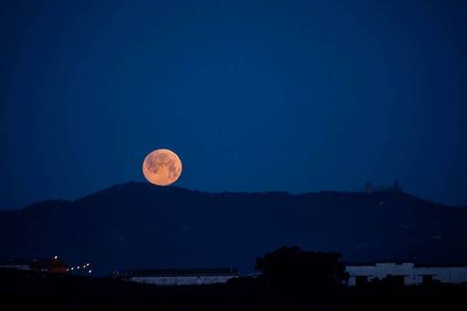 Agosto arranca com uma Lua cheia. Quando e como vê-la?