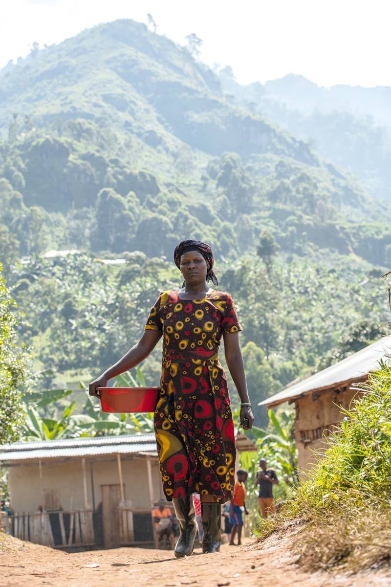 Várias mulheres do Uganda, como Mary, estão a criar um modo de vida