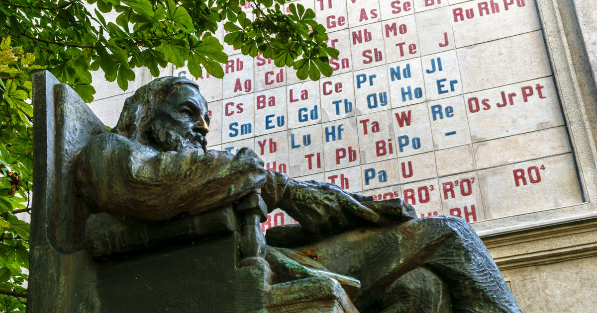 Dmitri Mendeleev, o químico que ordenou a matéria