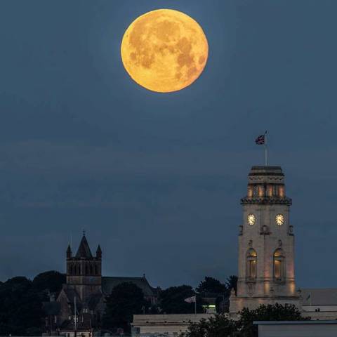 Lua cor-de-rosa 2025: quando e como ver a Lua cheia de Abril?