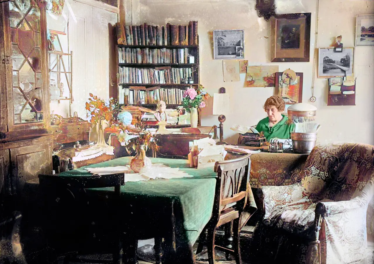 Alice Oram, jornalista e mulher de armas