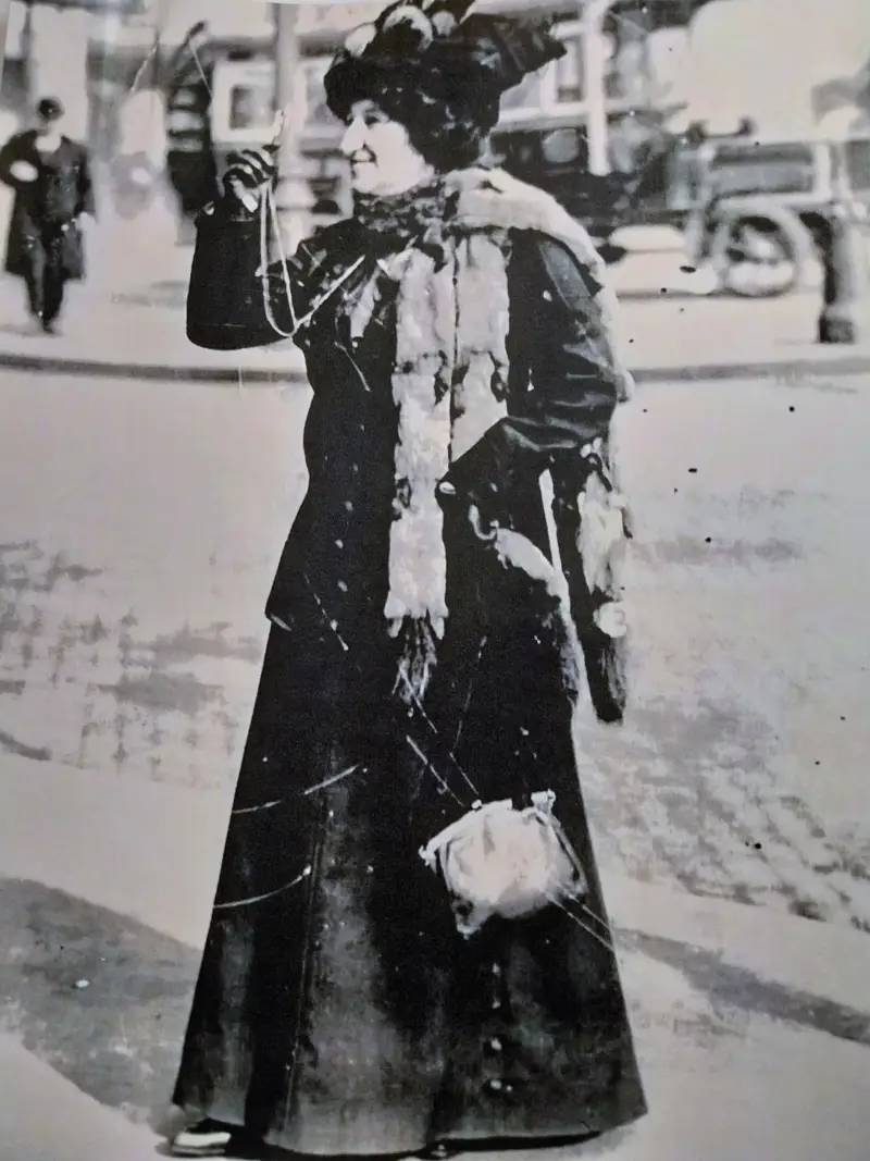 Alice Oram, jornalista e mulher de armas