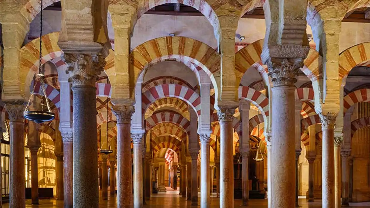 O esplendor e a síntese da mesquita-catedral de Córdova em 12 fotografias