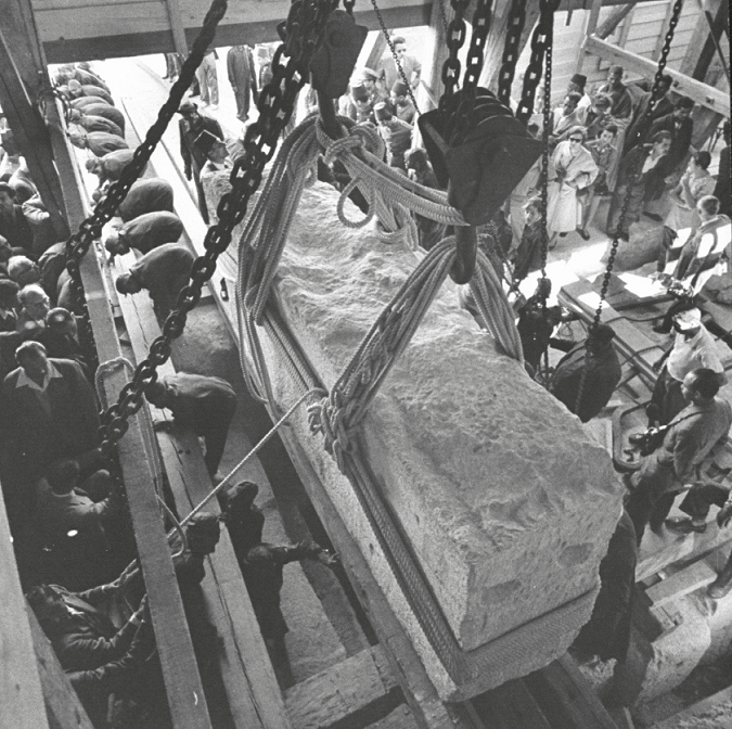 A difícil descoberta de uma barca funerária perto da Grande Pirâmide de ...